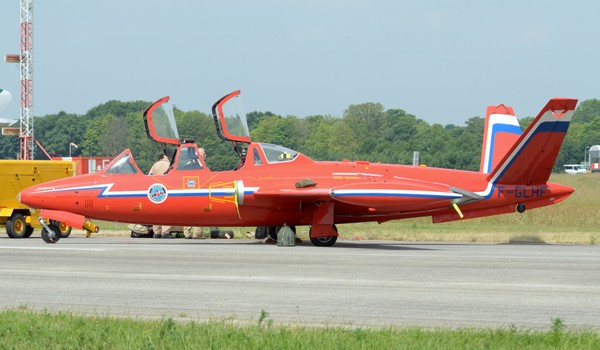 Fouga Magister van de baan bij landing Lelystad | Luchtvaartnieuws