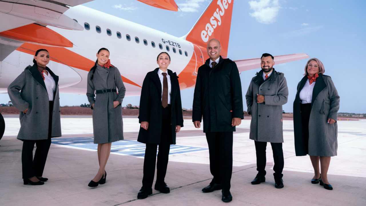 EasyJet presenteert nieuw uniform ter ere van 30-jarig bestaan ...