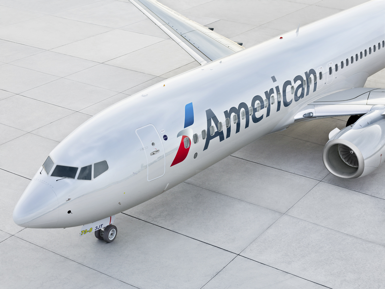 In beeld: American Airlines Boeing 737 rijdt lichtmast omver ...