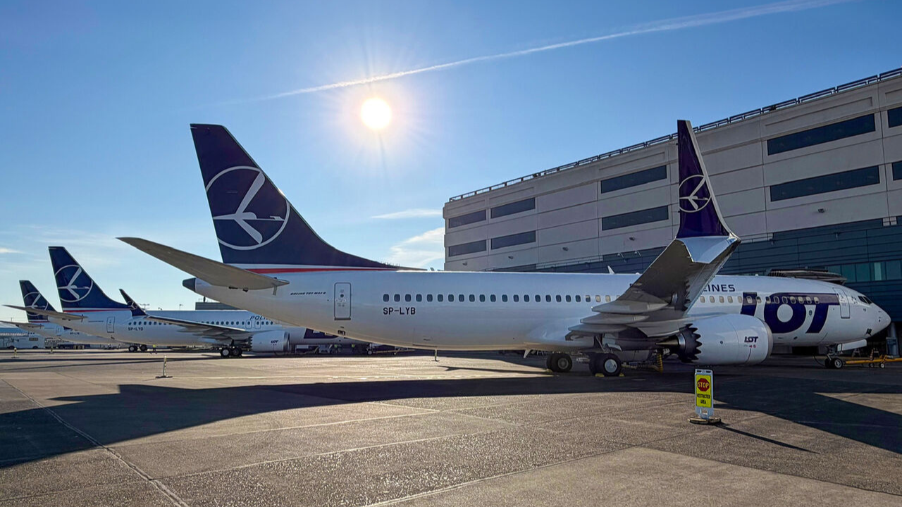 Drie Boeing 737 MAX’s van LOT in treintje naar Warschau | Luchtvaartnieuws