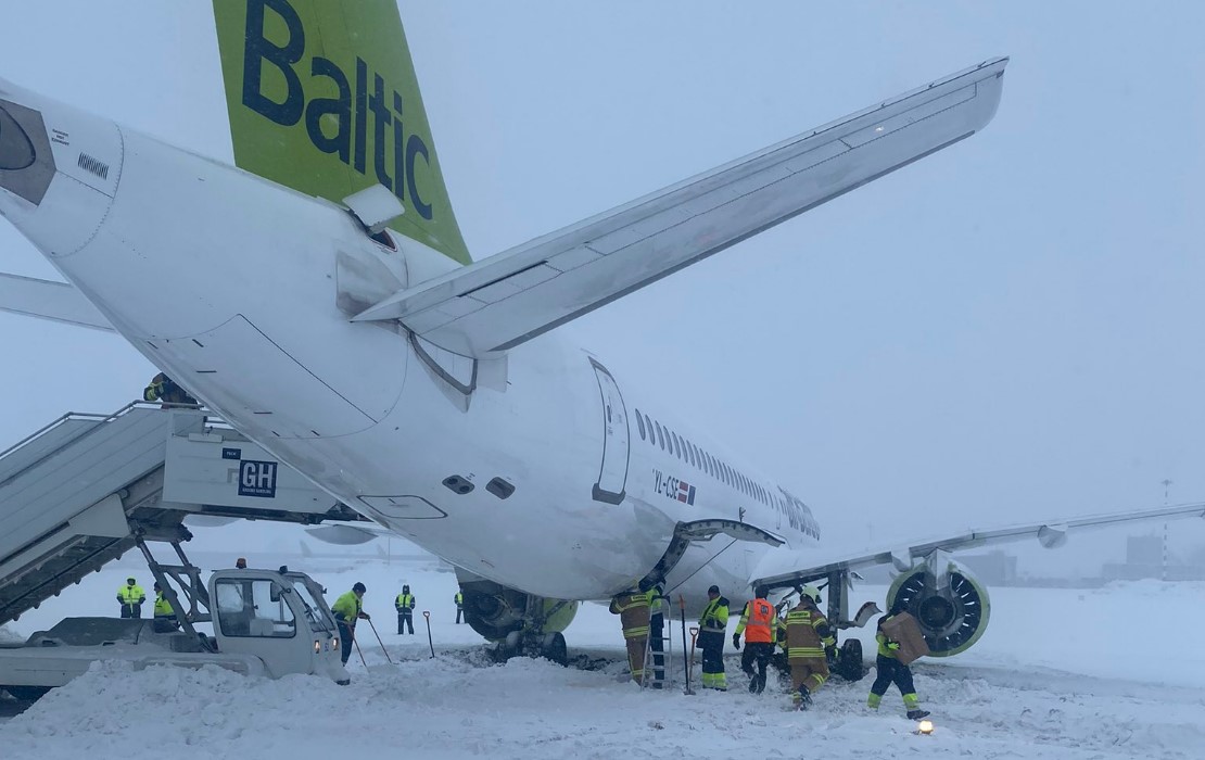 AirBaltic Airbus A220 van de baan gegleden tijdens hevige sneeuwval ...
