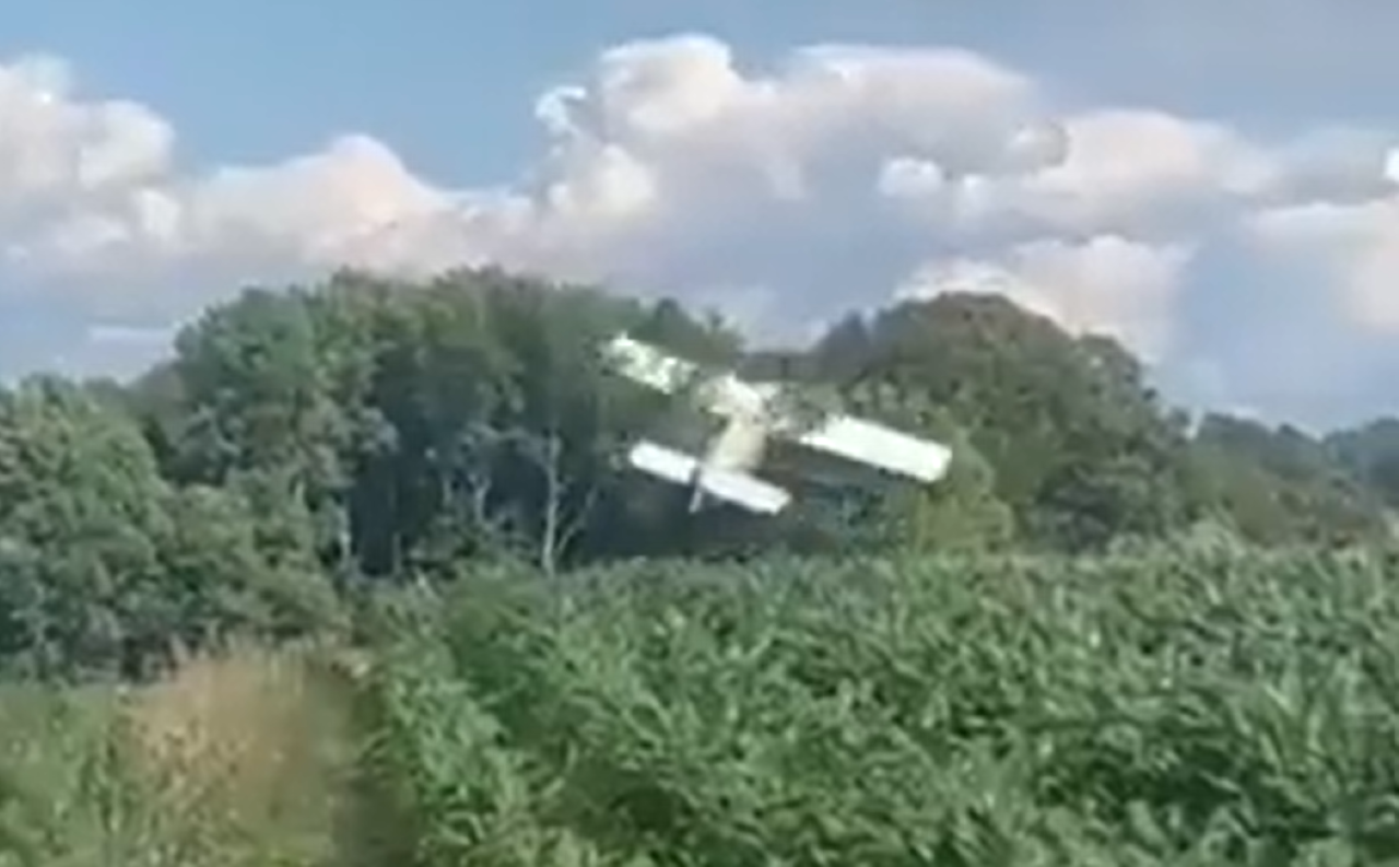 In beeld: Zweedse Antonov An-2 crasht bij het opstijgen in de bomen ...