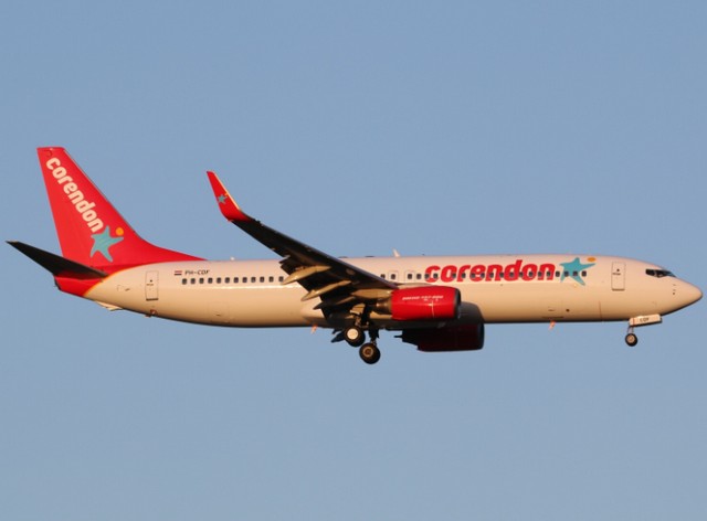 Corendon 737 in nieuwe livery geland op thuisbasis Schiphol ...