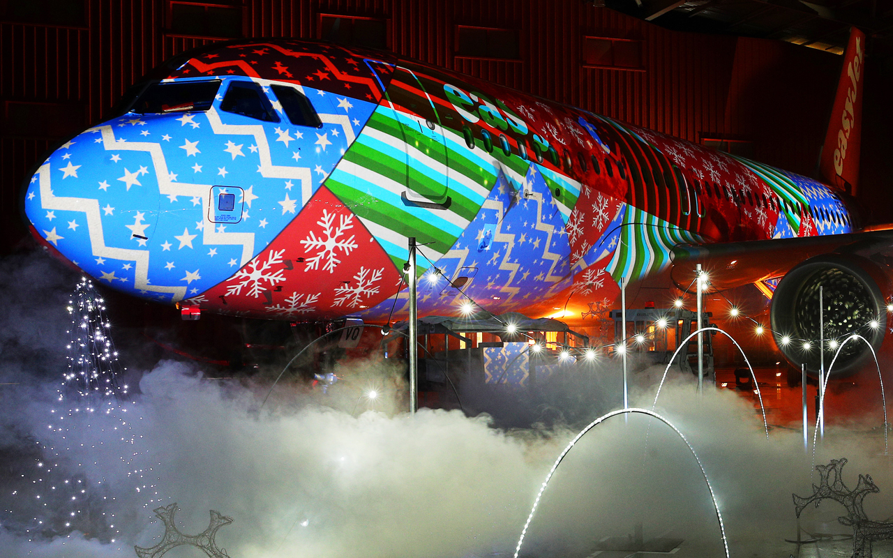EasyJet start feestdagen met lichtshow op A320 | Luchtvaartnieuws