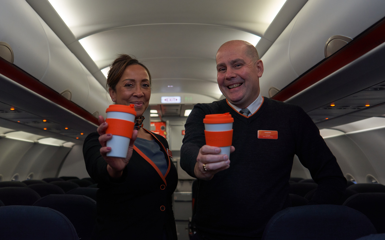 EasyJet deelt herbruikbare bekers en bestek uit aan bemanning ...