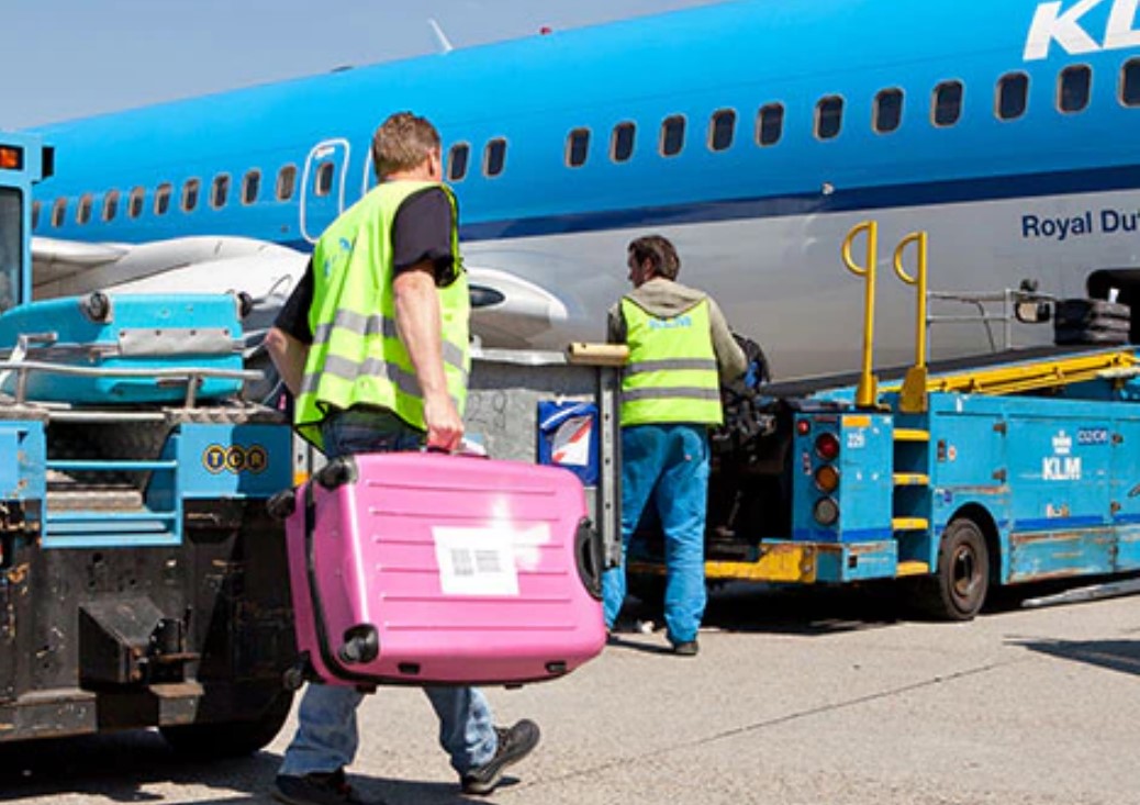 KLM geeft platformmedewerkers mondmasker tegen ultrafijnstof ...