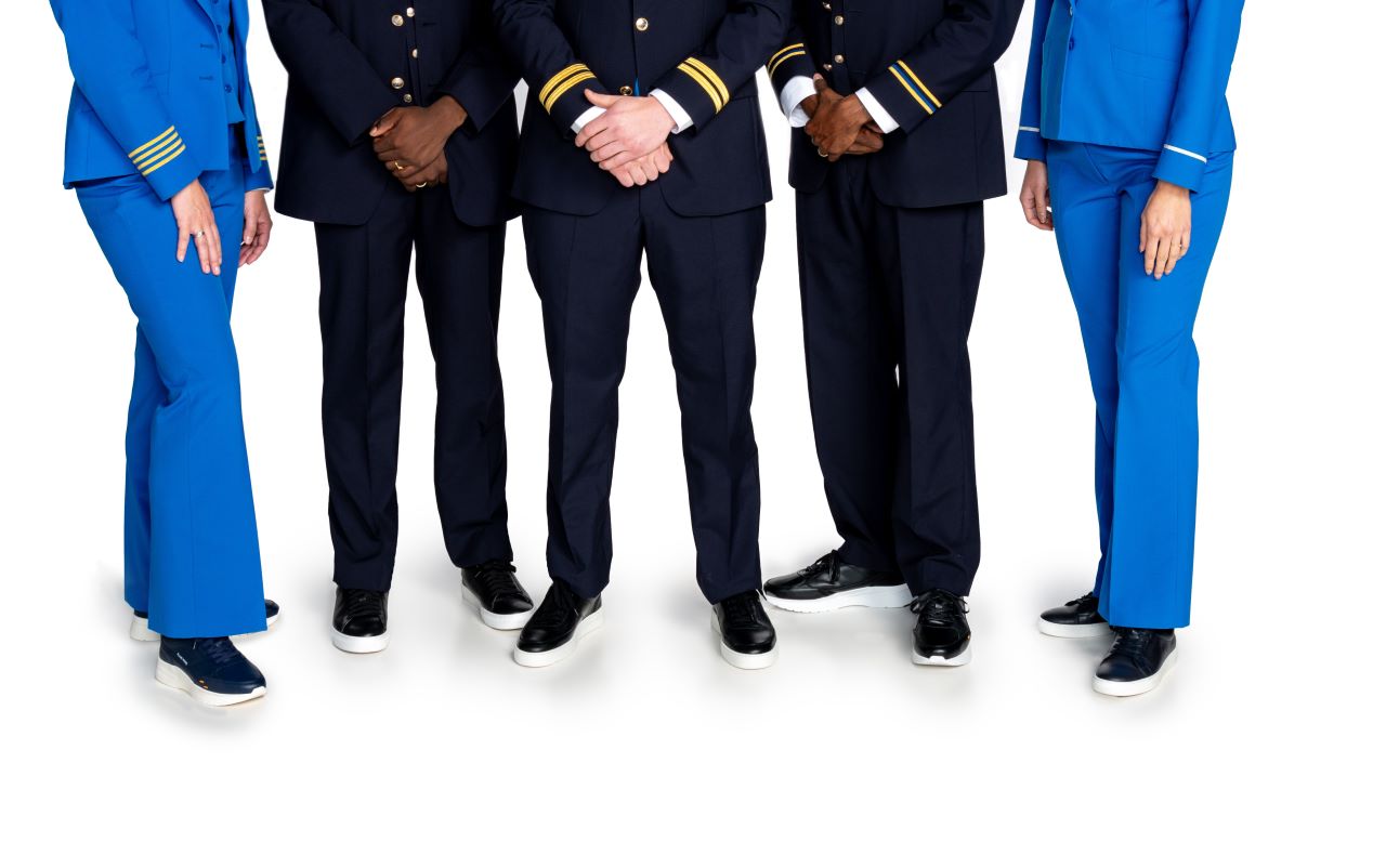 KLM-personeel mag vanaf 6 mei sneakers onder uniform dragen ...
