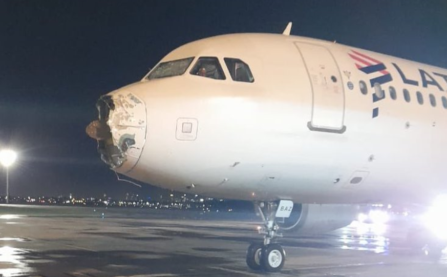 LATAM Airbus A320 zwaar beschadigd door noodweer tijdens vlucht ...