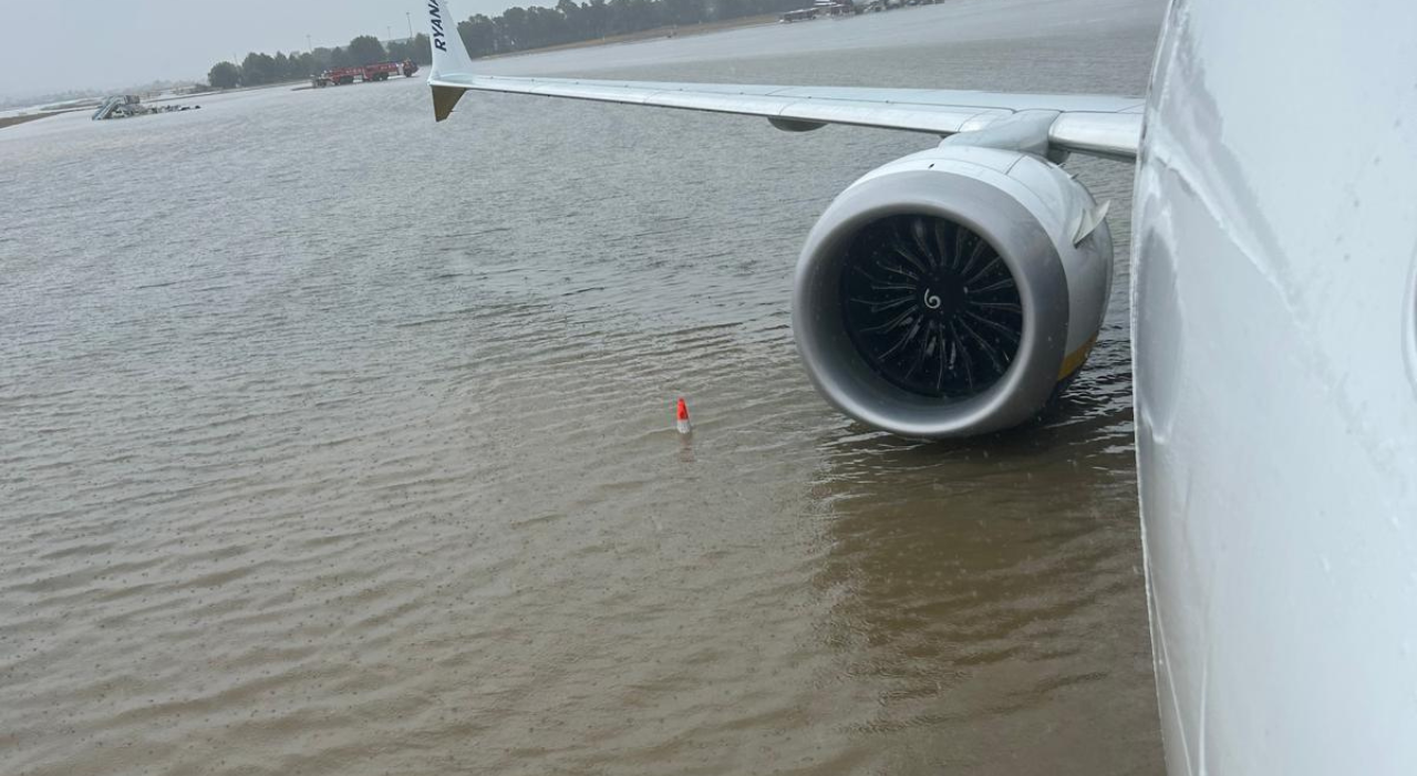 In beeld: luchthaven Palma de Mallorca tijdelijk dicht door extreme ...