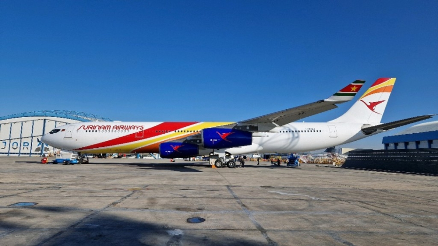 Airbus A340 waarmee SLM gaat vliegen van kleurenschema voorzien ...