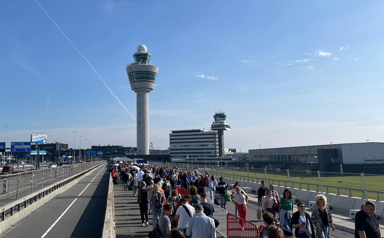 Weer hele lange rijen op Schiphol | Luchtvaartnieuws