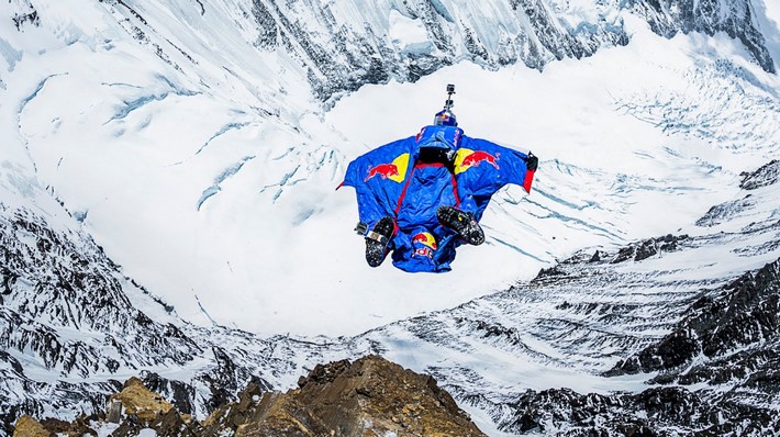 VIDEO: Basejumpers landen in vliegtuig | Luchtvaartnieuws