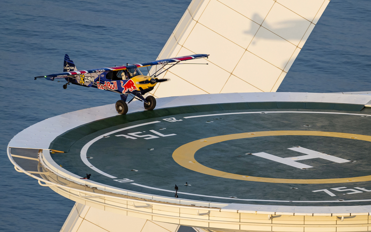 Red Bull laat vliegtuigje landen op helidek Burj Al Arab | Luchtvaartnieuws