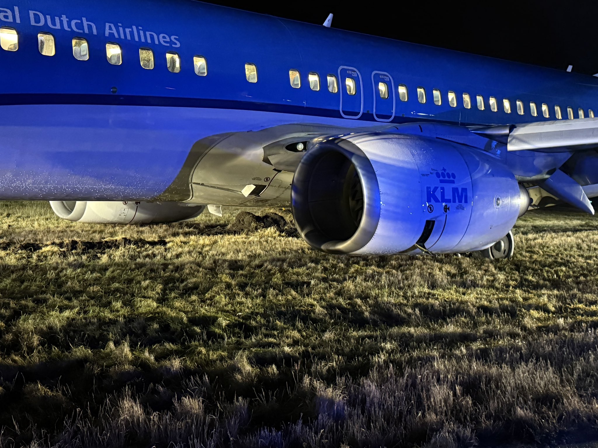 KLM-vlucht wijkt uit na 'hard geluid' bij opstijgen en rijdt het gras ...