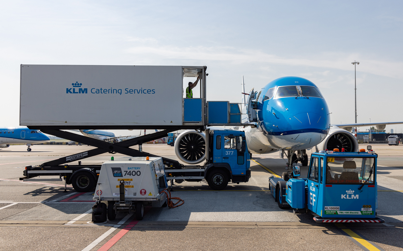 KLM test duurzame maatregelen: even geen porseleinen bordjes of wijn in ...
