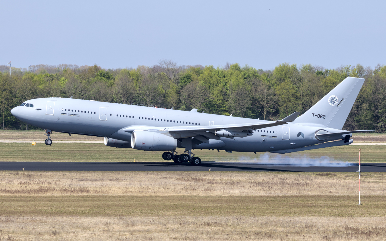 Nieuwste militaire Airbus A330 landt op vliegbasis Eindhoven ...