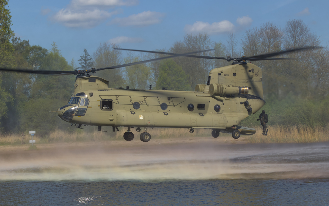 Commando's halen nat pak bij oefening met Chinook | Luchtvaartnieuws
