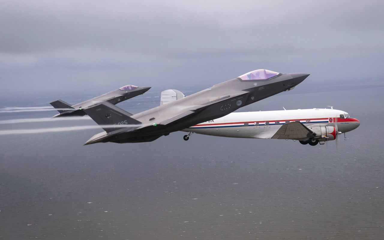 F-35's escorteren 'koninklijke' DC-3 naar nieuwe onderkomen op Lelystad ...