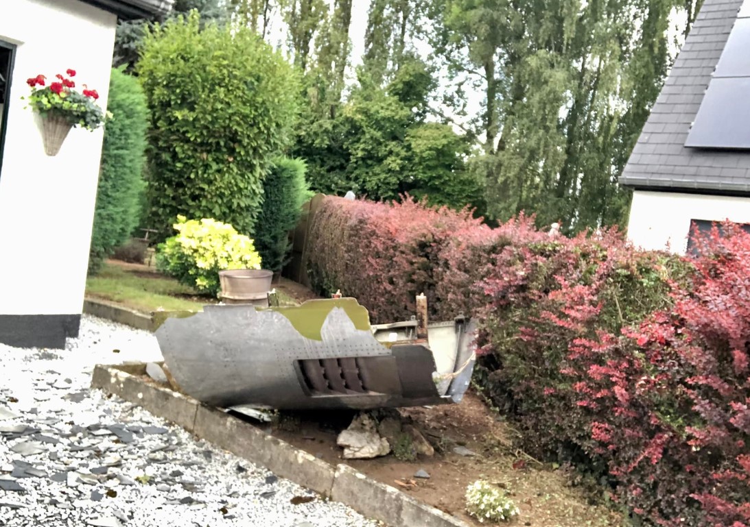 Groot stuk van Boeing 747 valt op Belgisch huis | Luchtvaartnieuws