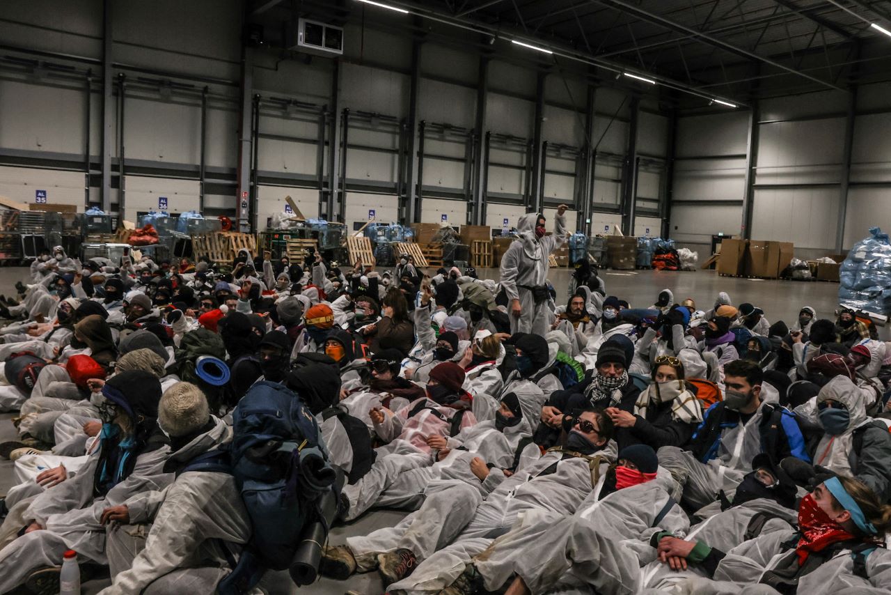 Politie België arresteert klimaatactivisten op luchthaven Luik ...