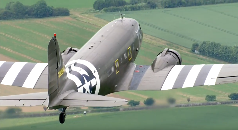 Indrukwekkend: formatie Dakota's vliegt van Engeland naar Frankrijk ...