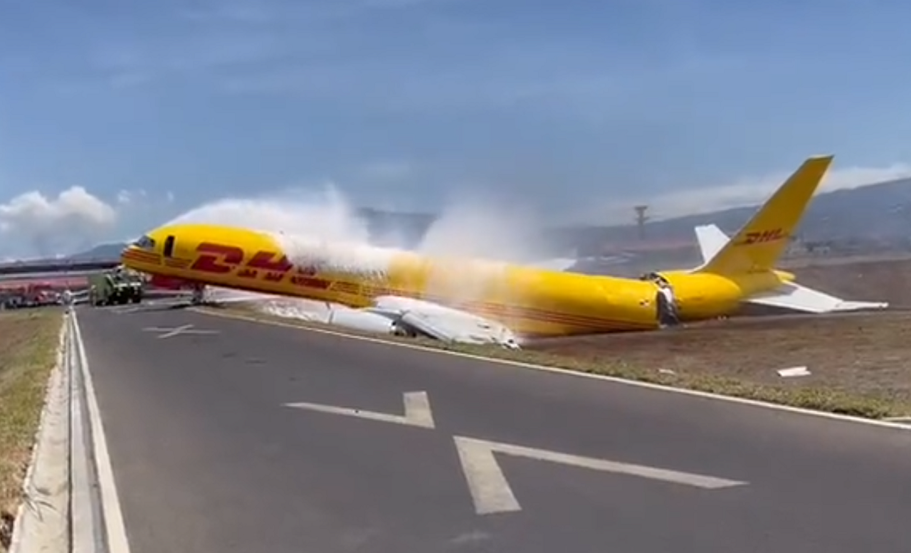 VIDEO: Boeing 757 van DHL breekt in tweeën na noodlanding in Costa Rica ...