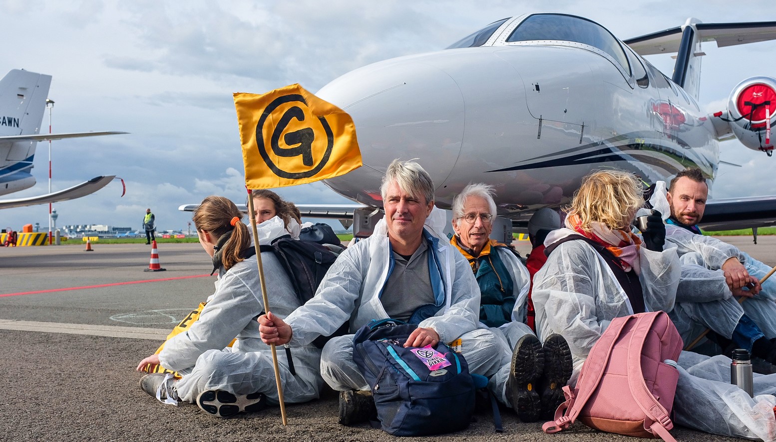 Klimaatactivisten blokkeren privéjets op Schiphol | Luchtvaartnieuws