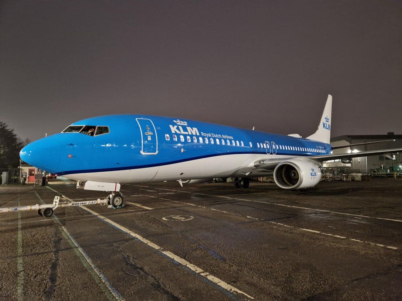 In beeld: KLM voorziet nu ook Boeing 737 van aangepast kleurenschema ...