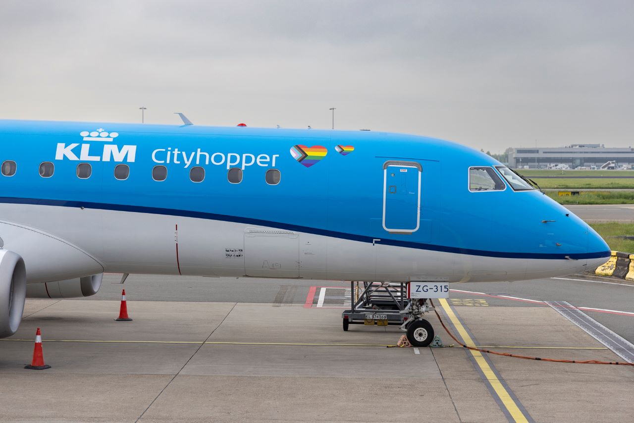 KLM voorziet Embraer van regenboogvlaggetjes | Luchtvaartnieuws