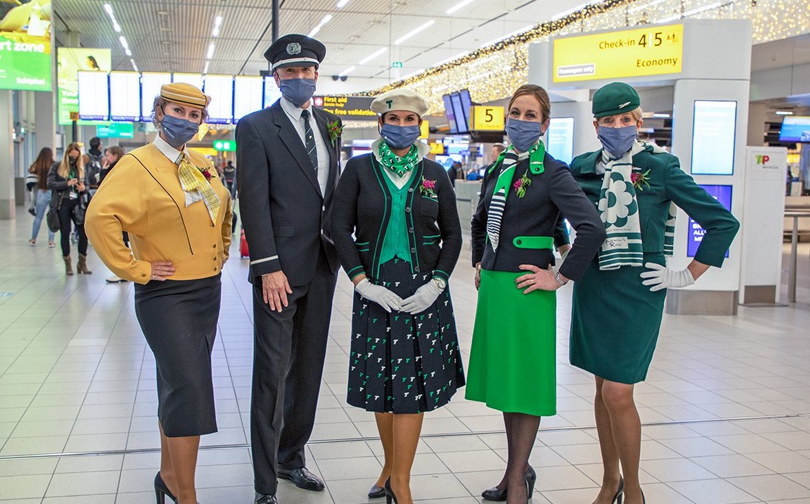Transavia viert 55ste verjaardag met retro-uniformen door de jaren heen ...