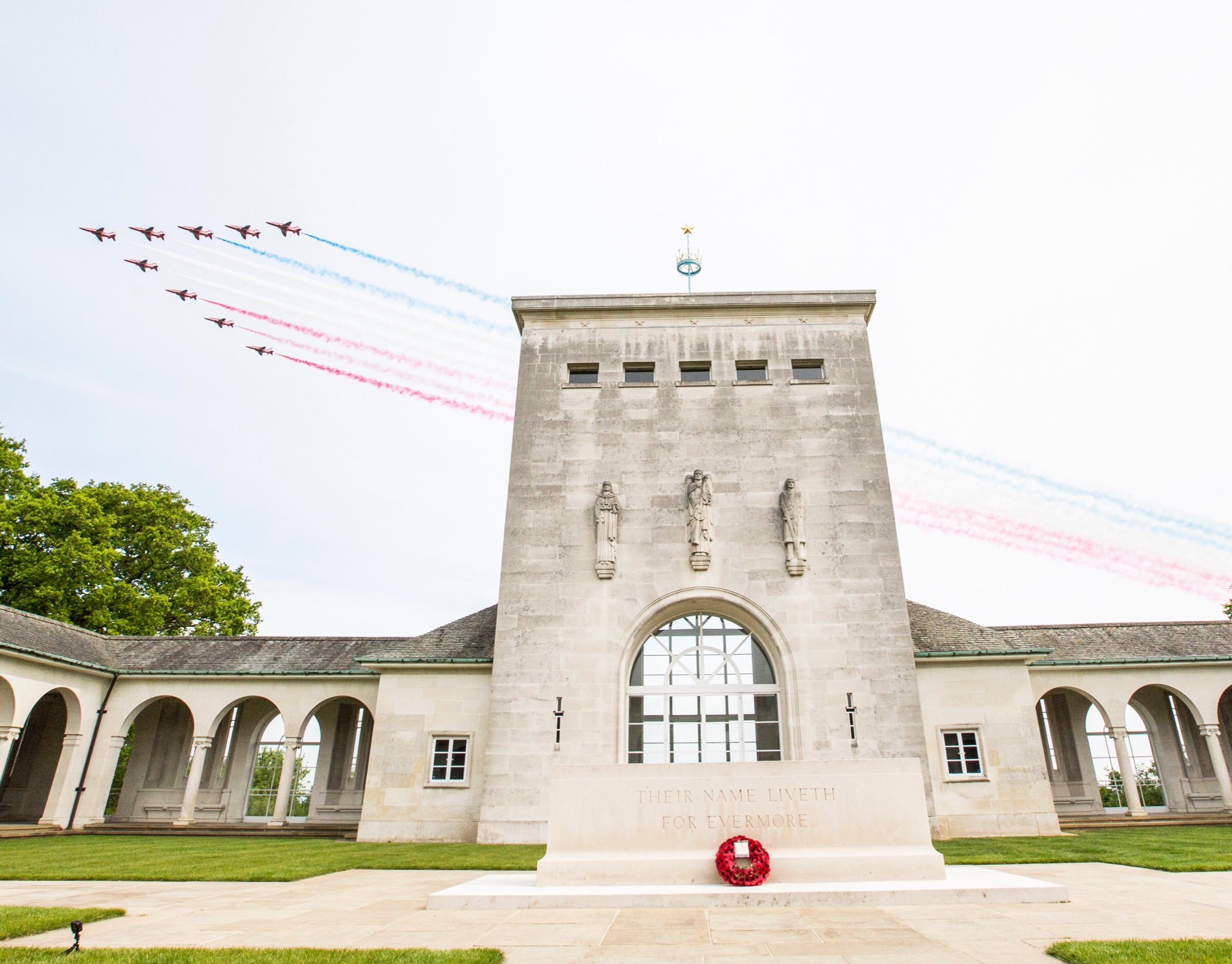 In beeld: Red Arrows vieren overwinning WOII met flypast boven Londen ...