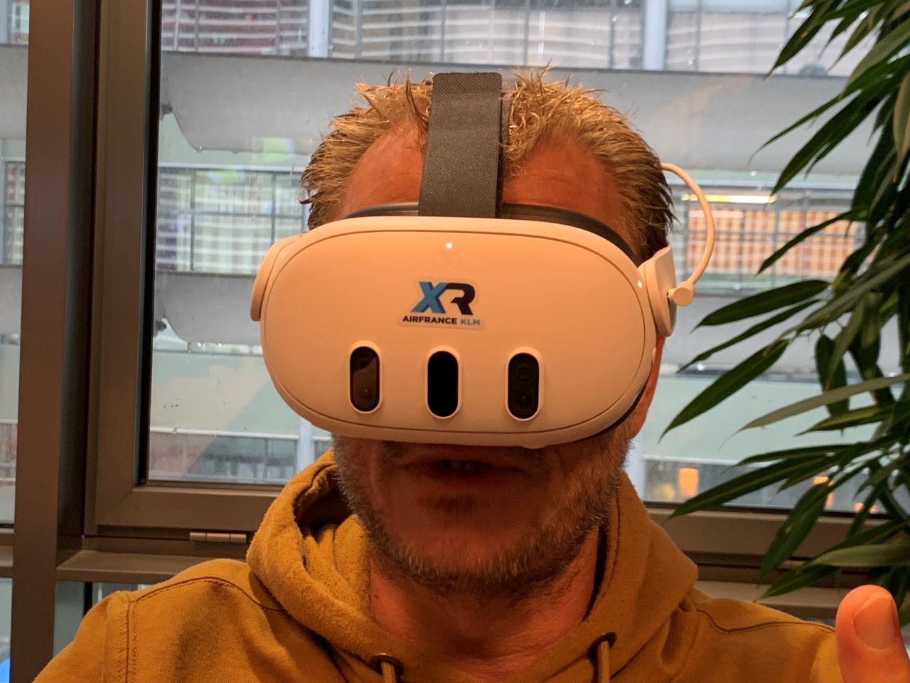 KLM zet virtual reality in voor betere re-integratie cabinepersoneel ...