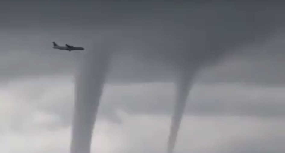 Vliegtuig vliegt langs waterhozen boven Zwarte Zee | Luchtvaartnieuws