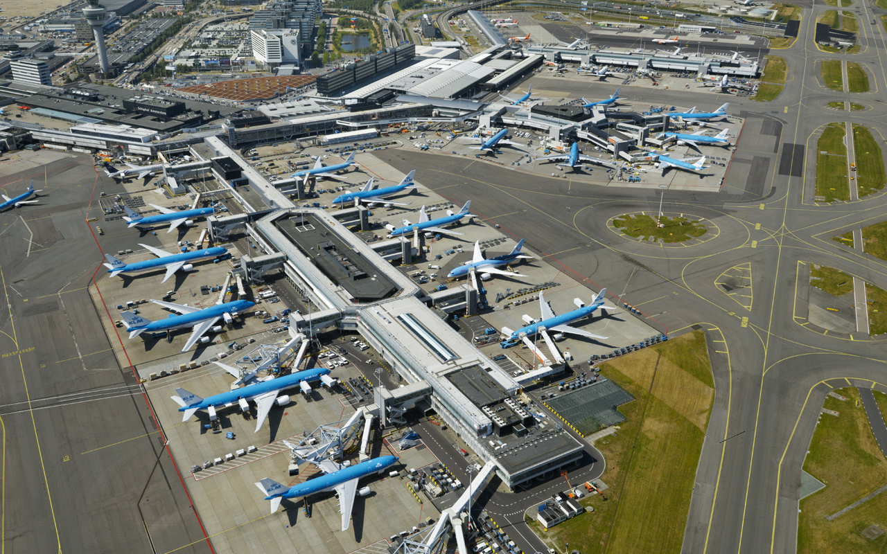 Drukte op Schiphol: passagiers vaker per bus naar het vliegtuig ...